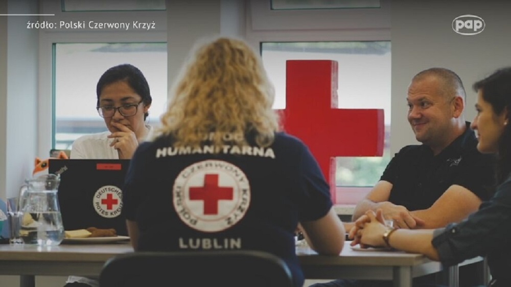 PCK. Udzielono pomocy ponad 800 tysiącom uchodźców z Ukrainy ...